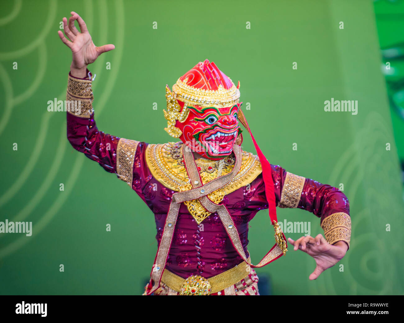 Thai dancer performing the traditinal Thai Khon dance at the Mask dance ...