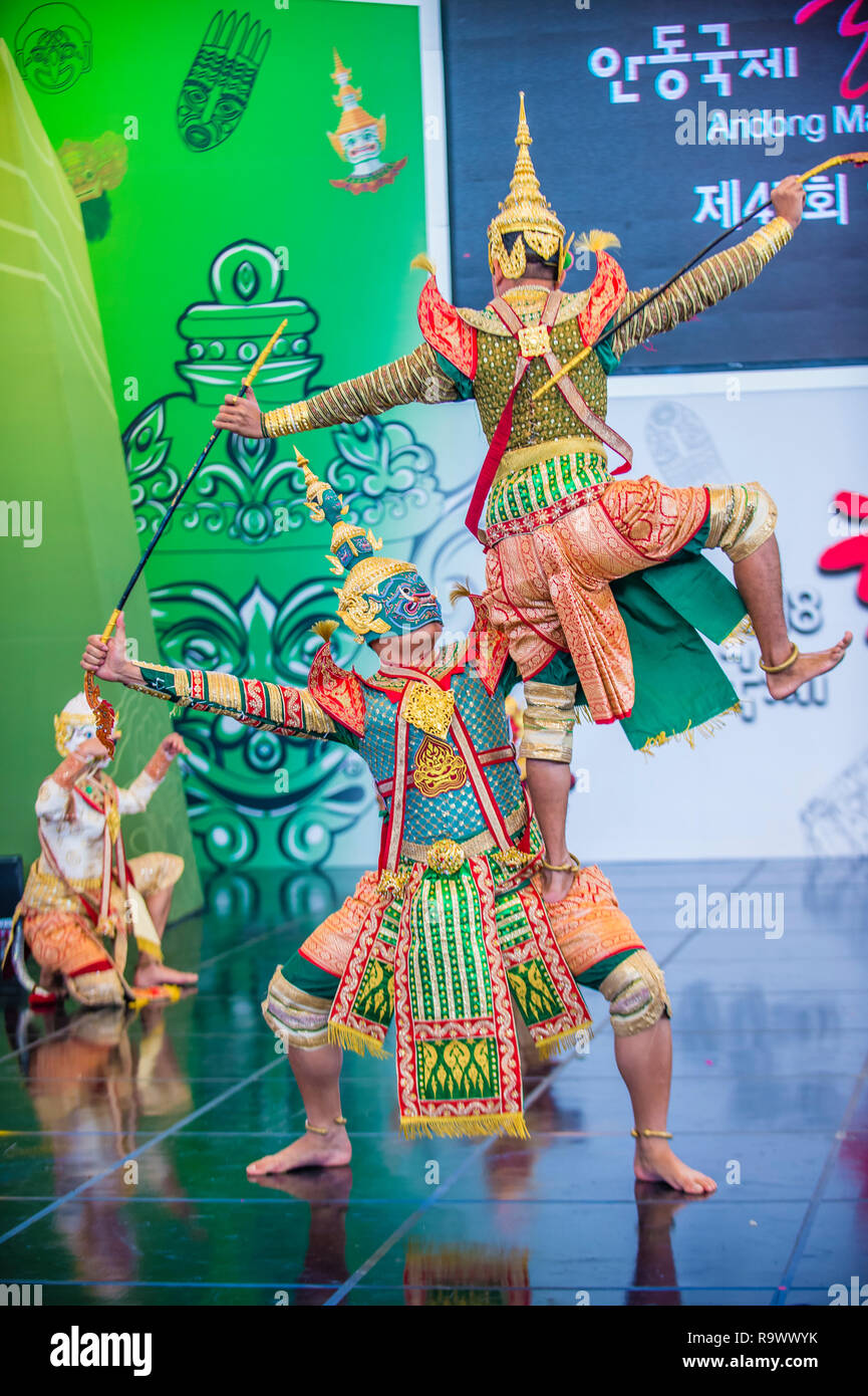 Thai dancers performing the traditinal Thai Khon dance at the Mask ...