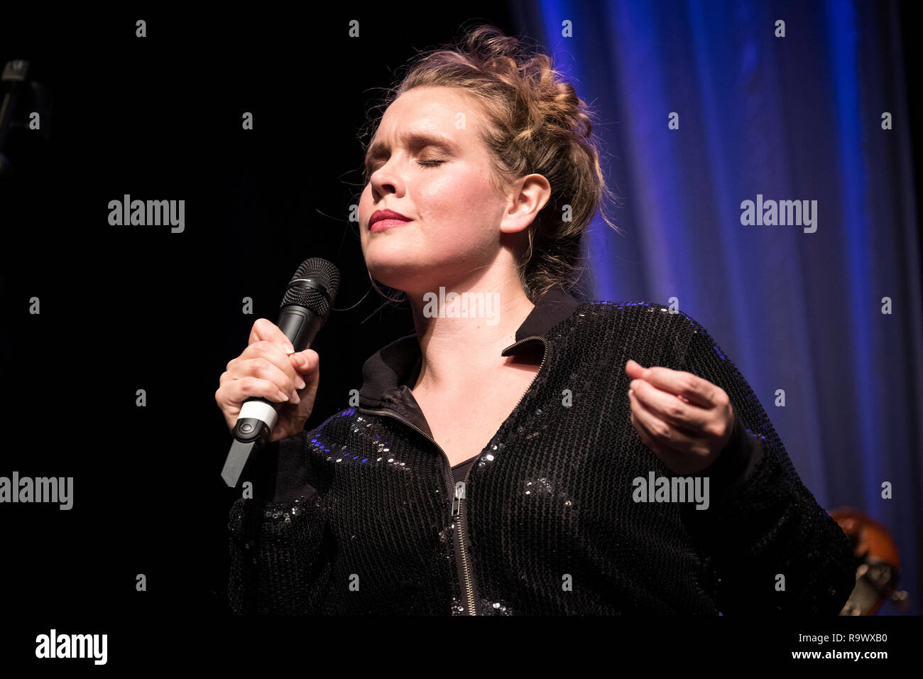 Vocalist singer vocals jazz quartet hi-res stock photography and images ...