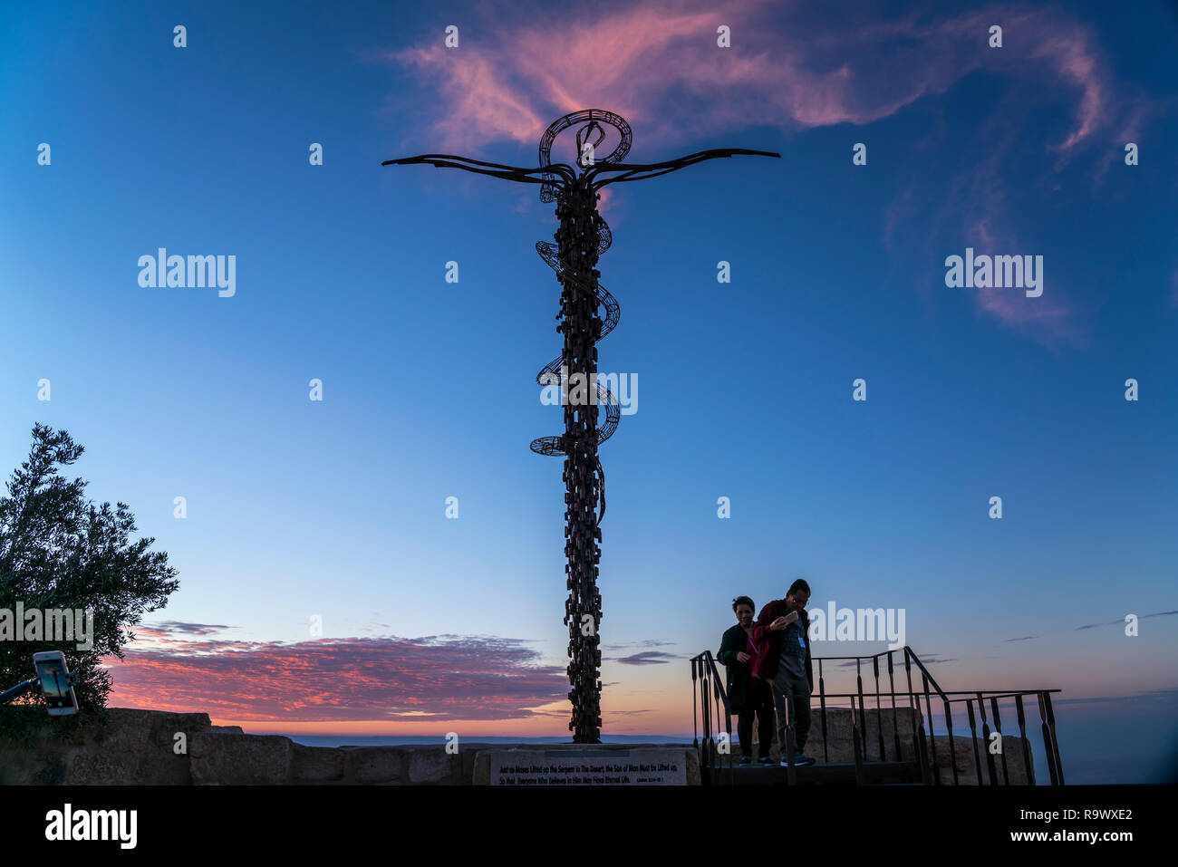 Skulptur mit Kreuz und Schlange auf dem Berg Nebo in der Abenddämmerung ...