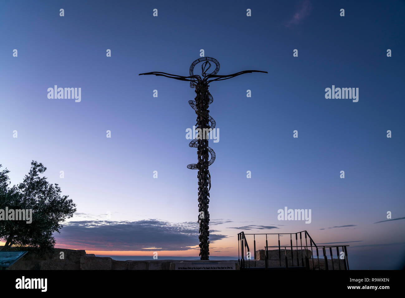 Skulptur mit Kreuz und Schlange auf dem Berg Nebo in der Abenddämmerung ...