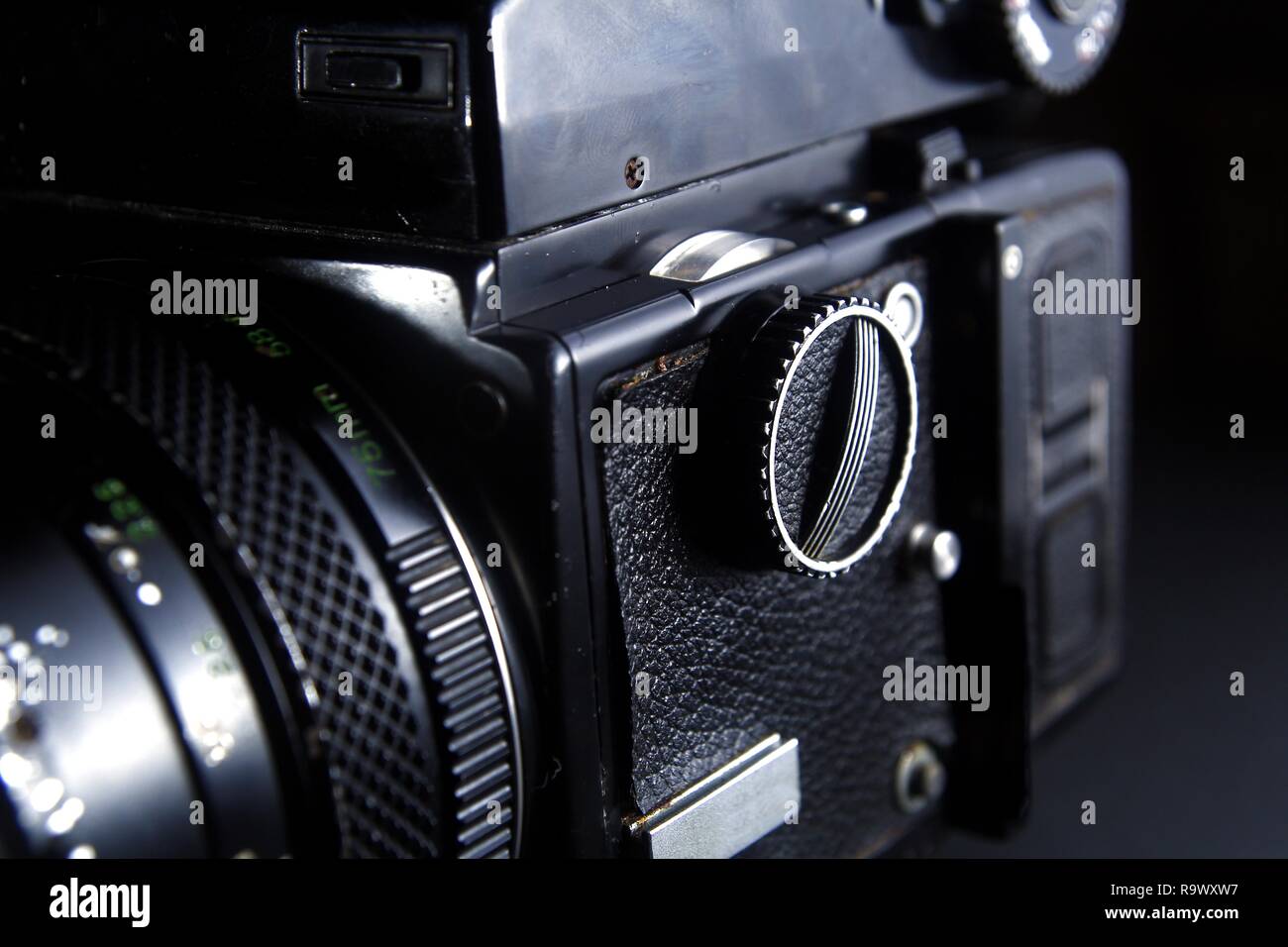 Close up shot of the shutterspeed dial of a vintage medium format film ...