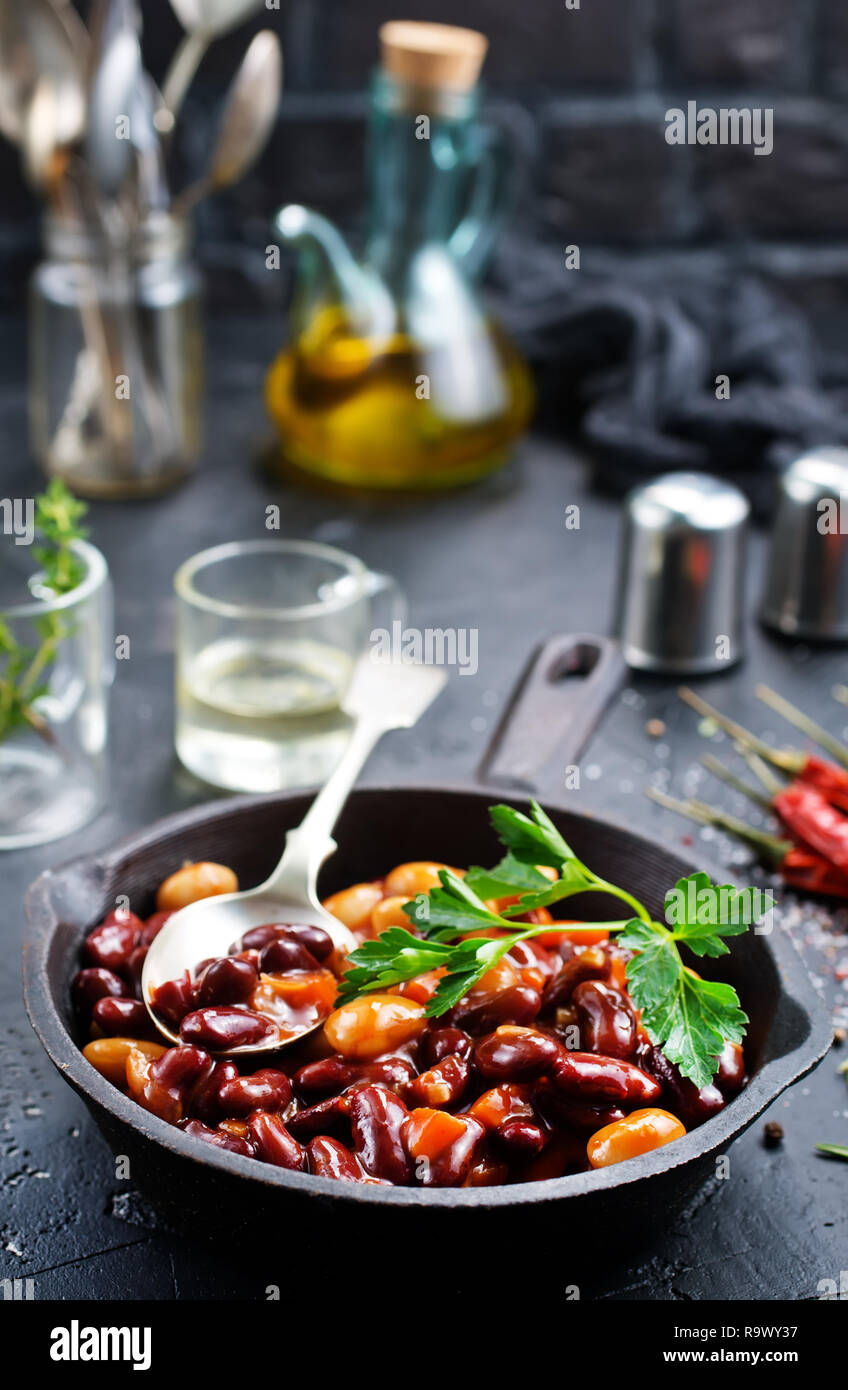 fried beans in metal pan, fried beans with tomato sauce Stock Photo - Alamy