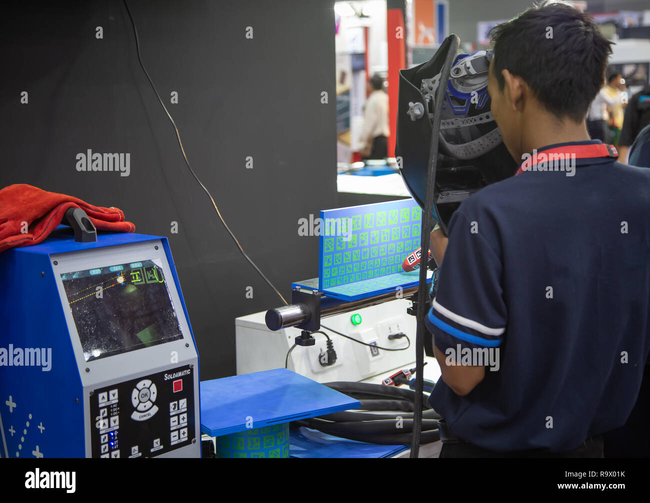 Welding operator machine process hi-res stock photography and images ...