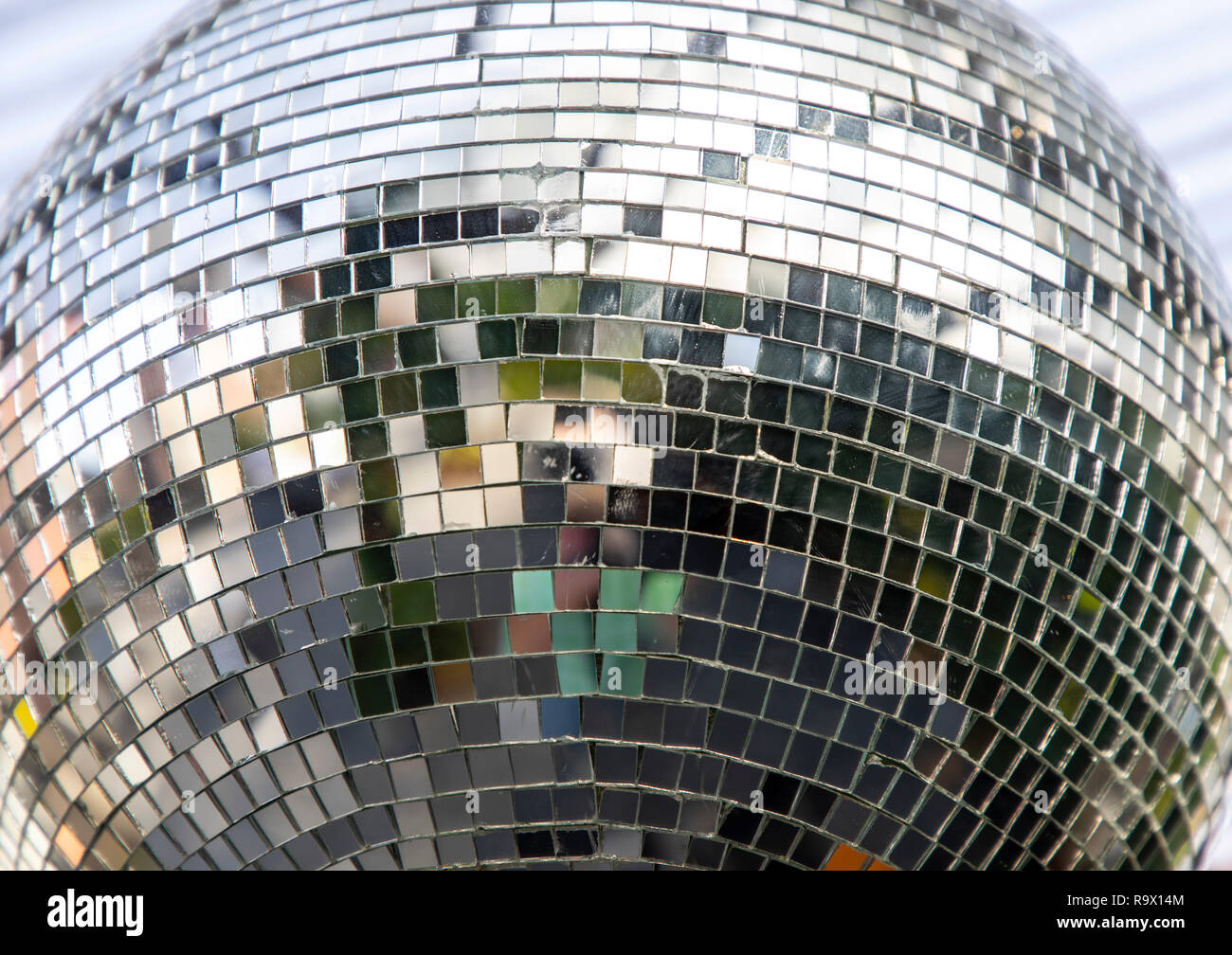 Discokugel, Discoball, Glitzerkugel, Spiegelkugel Stock Photo - Alamy