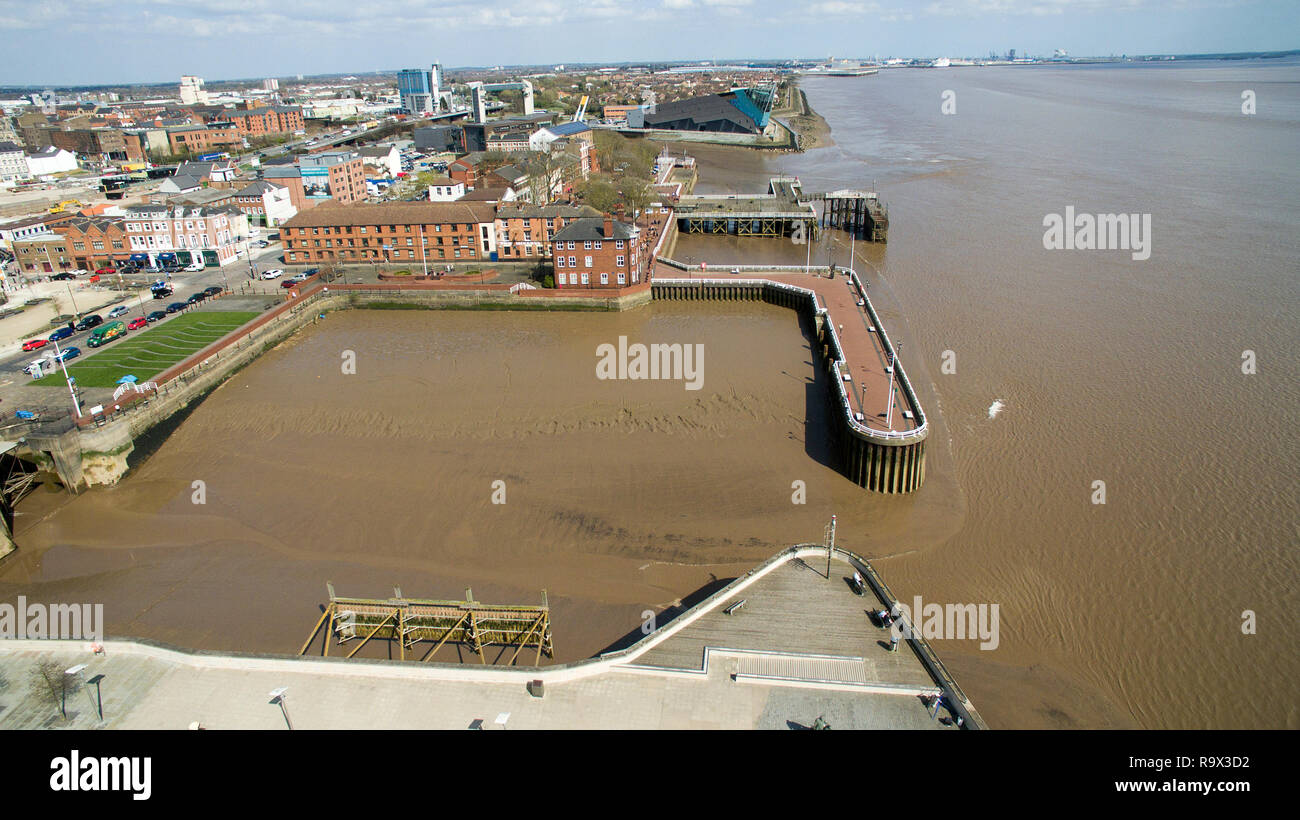 Hull tidal barrier 2017 hi-res stock photography and images - Alamy