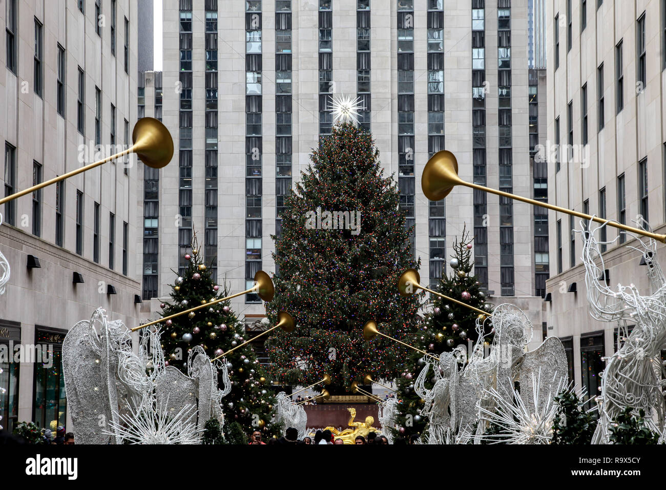 Angels rockefeller center hi-res stock photography and images - Alamy