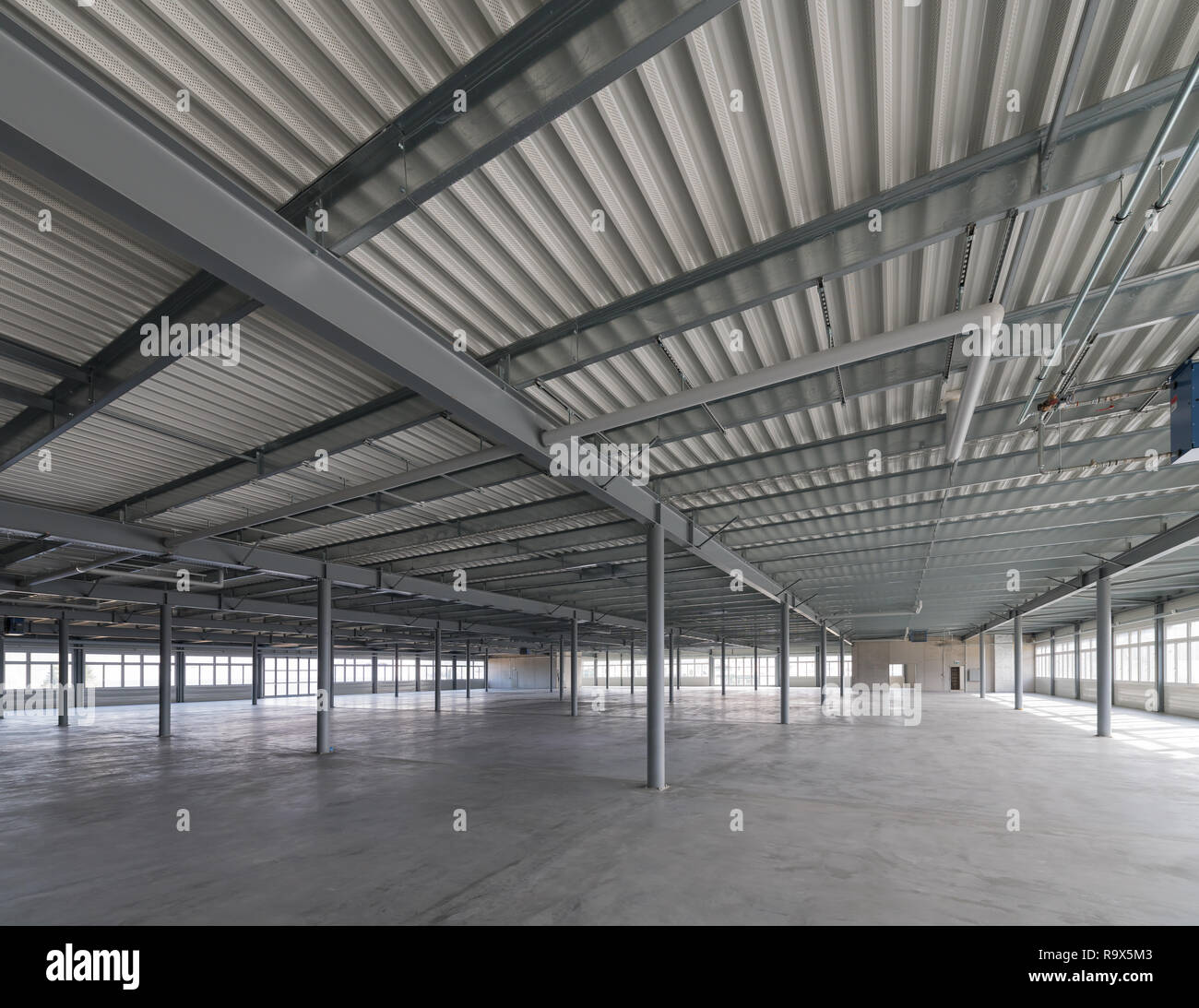 Big empty new warehouse Stock Photo - Alamy