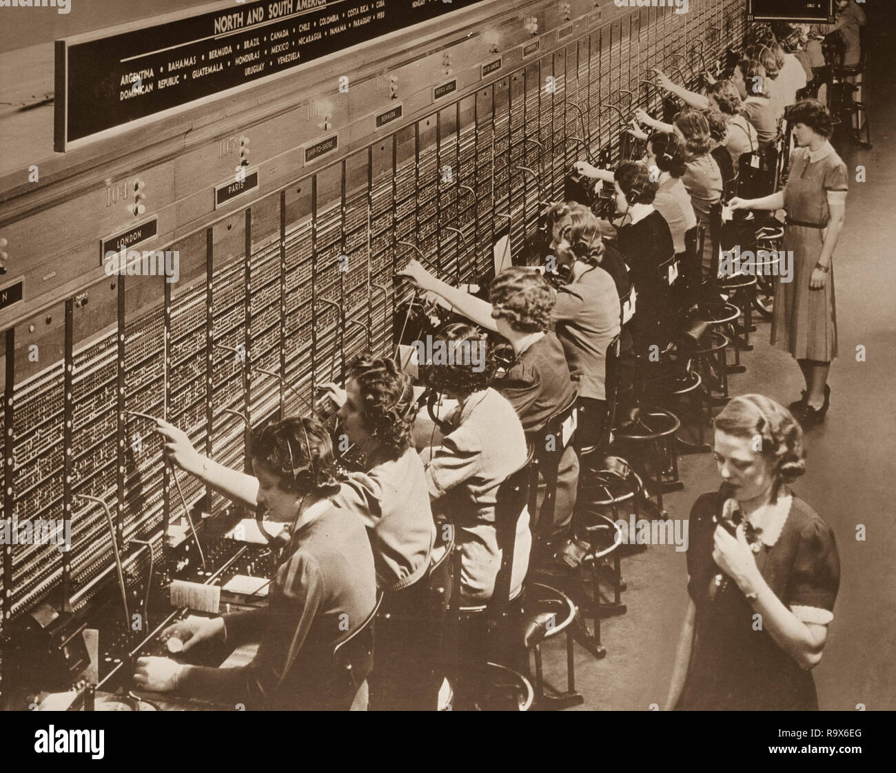 Switchboard operators war hi-res stock photography and images - Alamy