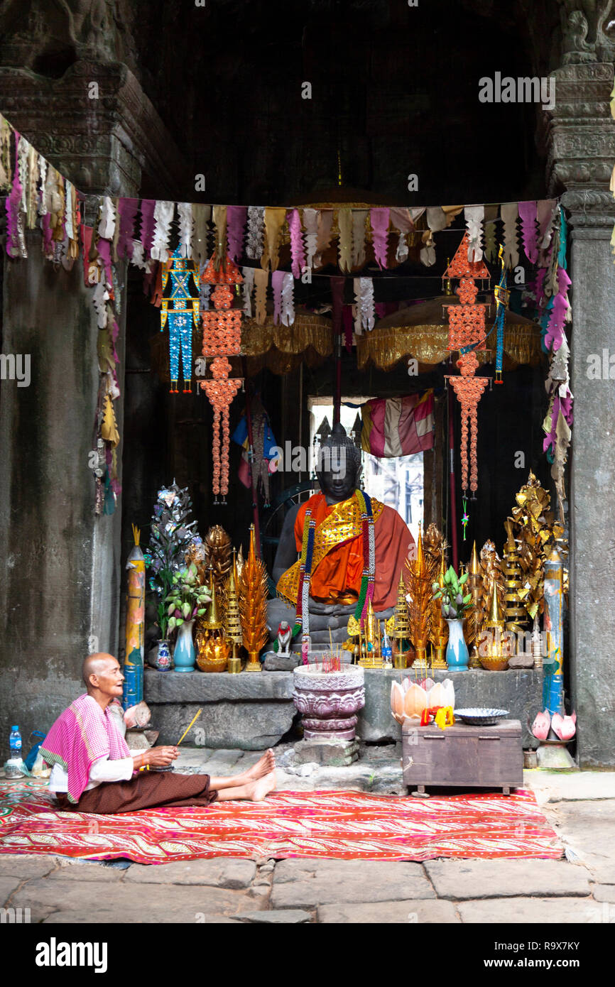 Buddhist monk worshipping hi-res stock photography and images - Alamy