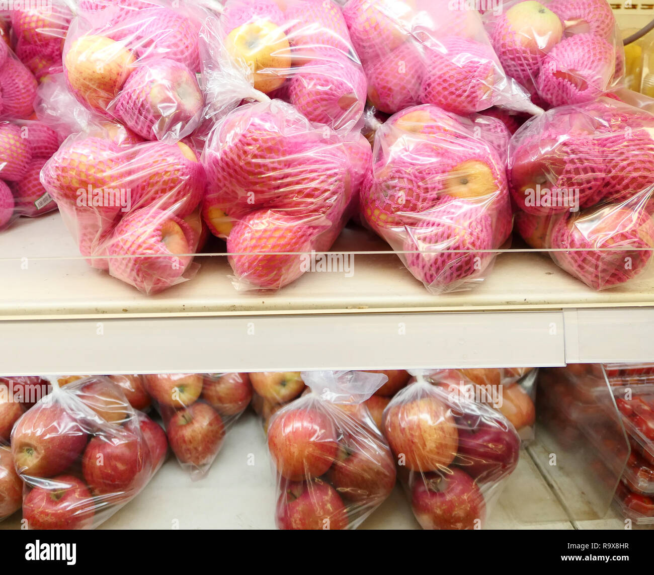 Organic apples pack hi-res stock photography and images - Alamy