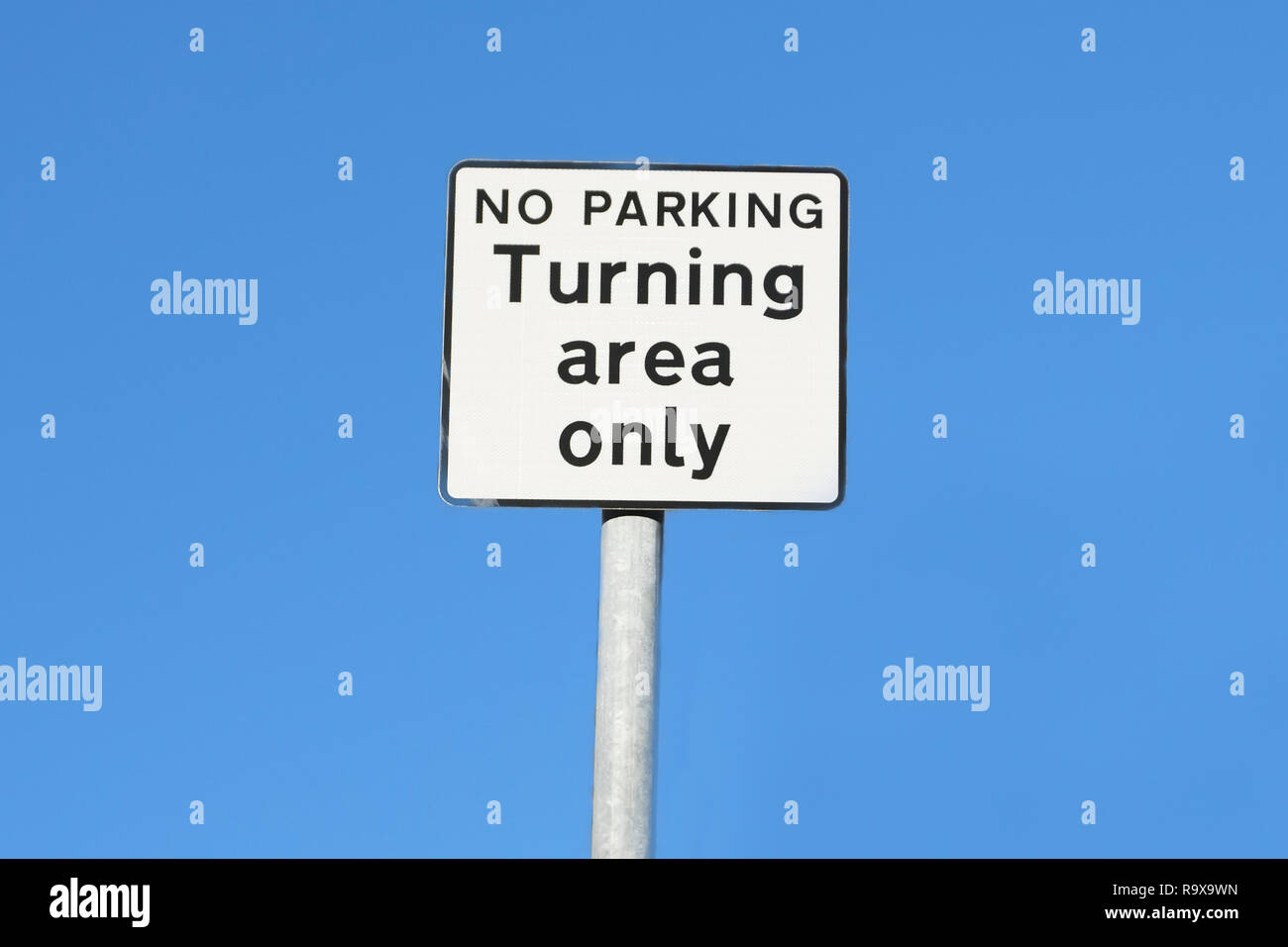 Turning area only no parking sign against blue sky Stock Photo - Alamy
