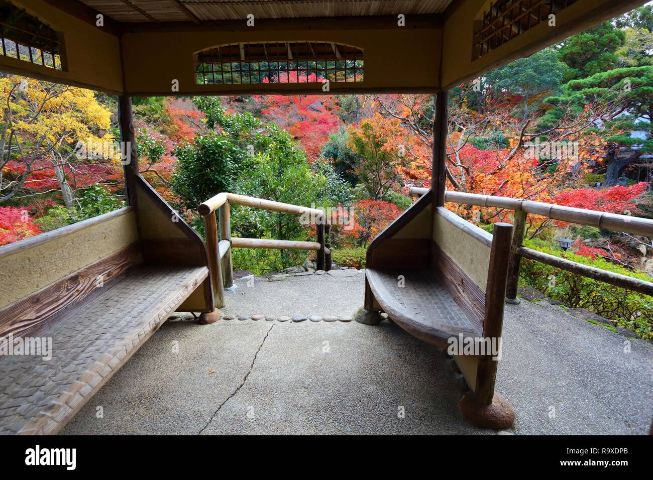 Red bench japanese garden hi-res stock photography and images - Alamy