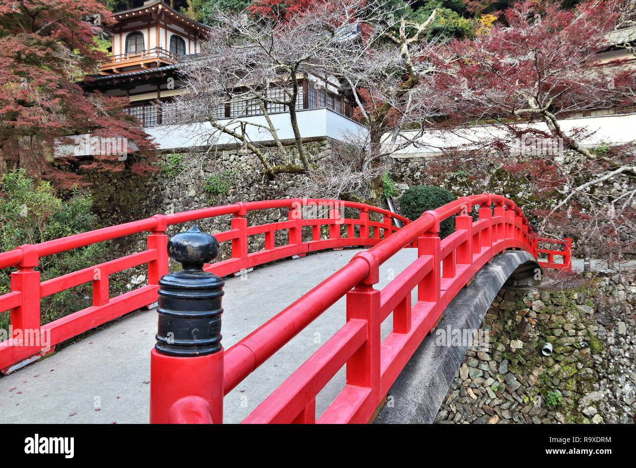 Red japanese bridge hi-res stock photography and images - Alamy