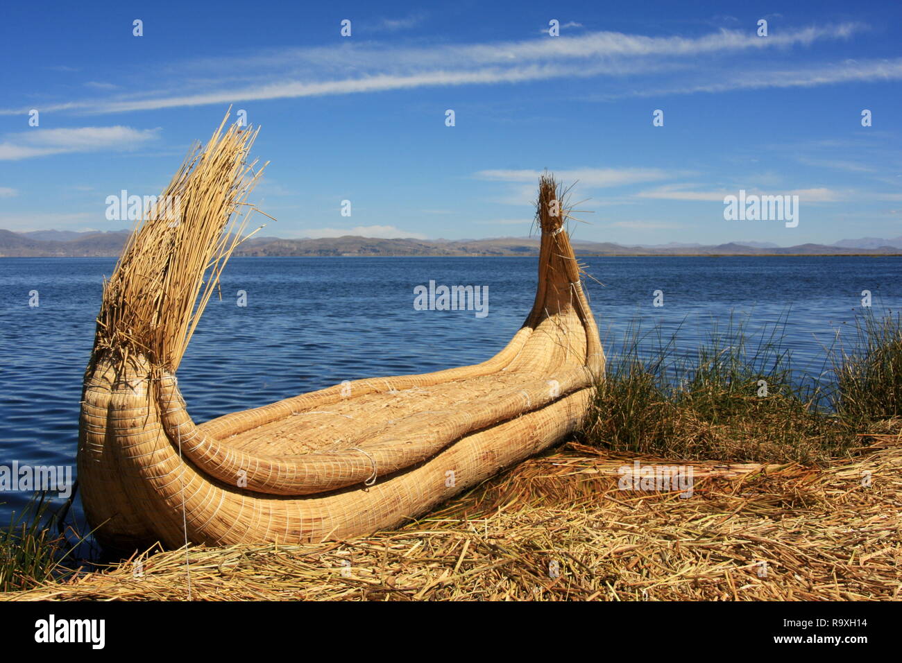 Embarcacion totora hi-res stock photography and images - Alamy