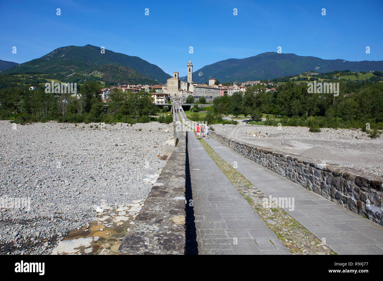 The old hunch-backed Bridge over the Trebbia river, Bobbio, Piacenza ...