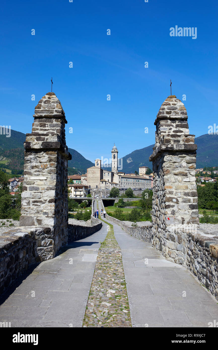 The old hunch-backed Bridge over the Trebbia river, Bobbio, Piacenza ...