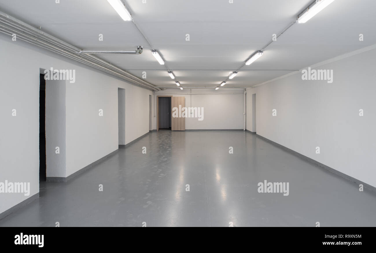Empty warehouse in an industrial building Stock Photo - Alamy