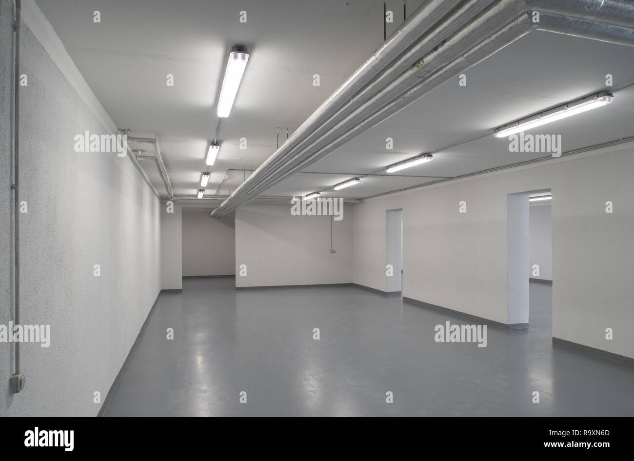 Empty warehouse in an industrial building Stock Photo - Alamy