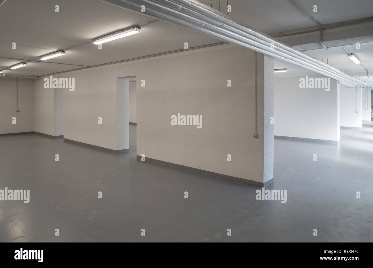Empty warehouse in an industrial building Stock Photo - Alamy
