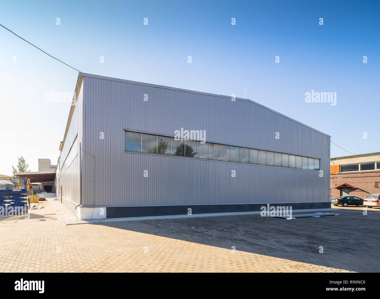 Empty warehouse in an industrial building Stock Photo - Alamy