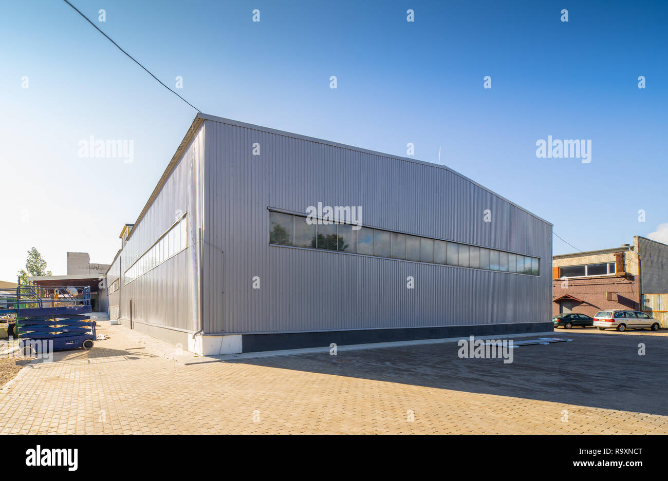 Empty warehouse in an industrial building Stock Photo - Alamy