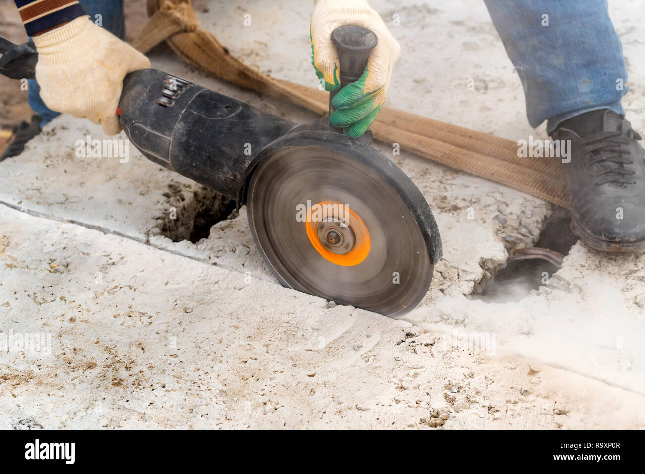 Masonry saw hi-res stock photography and images - Alamy