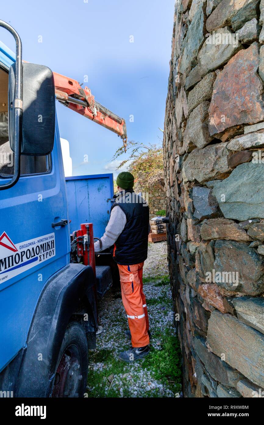 Crane lifting bricks hi-res stock photography and images - Alamy