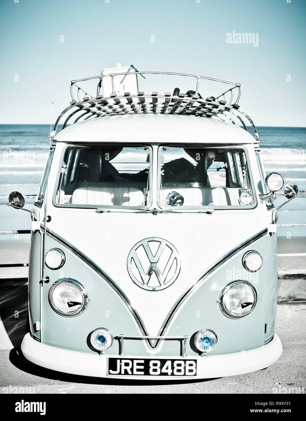 Camper van at the beachfront Stock Photo - Alamy