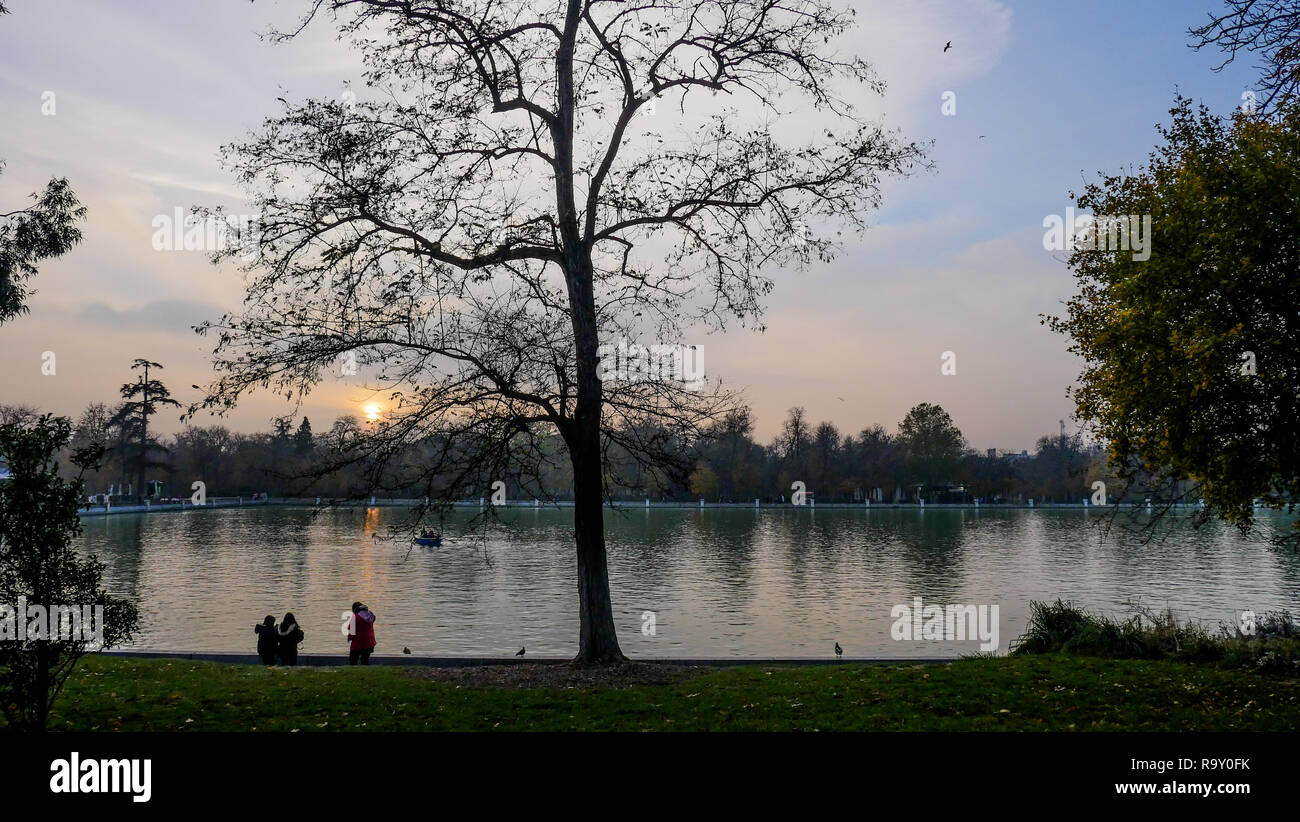 General view of Estanque grande del Retiro at sunset, El Retiro Park ...
