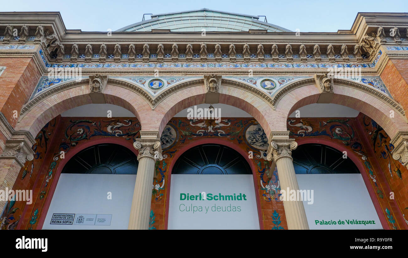 Verlasquez Palace - Palacio de Velasquez, El Retiro Park at night ...