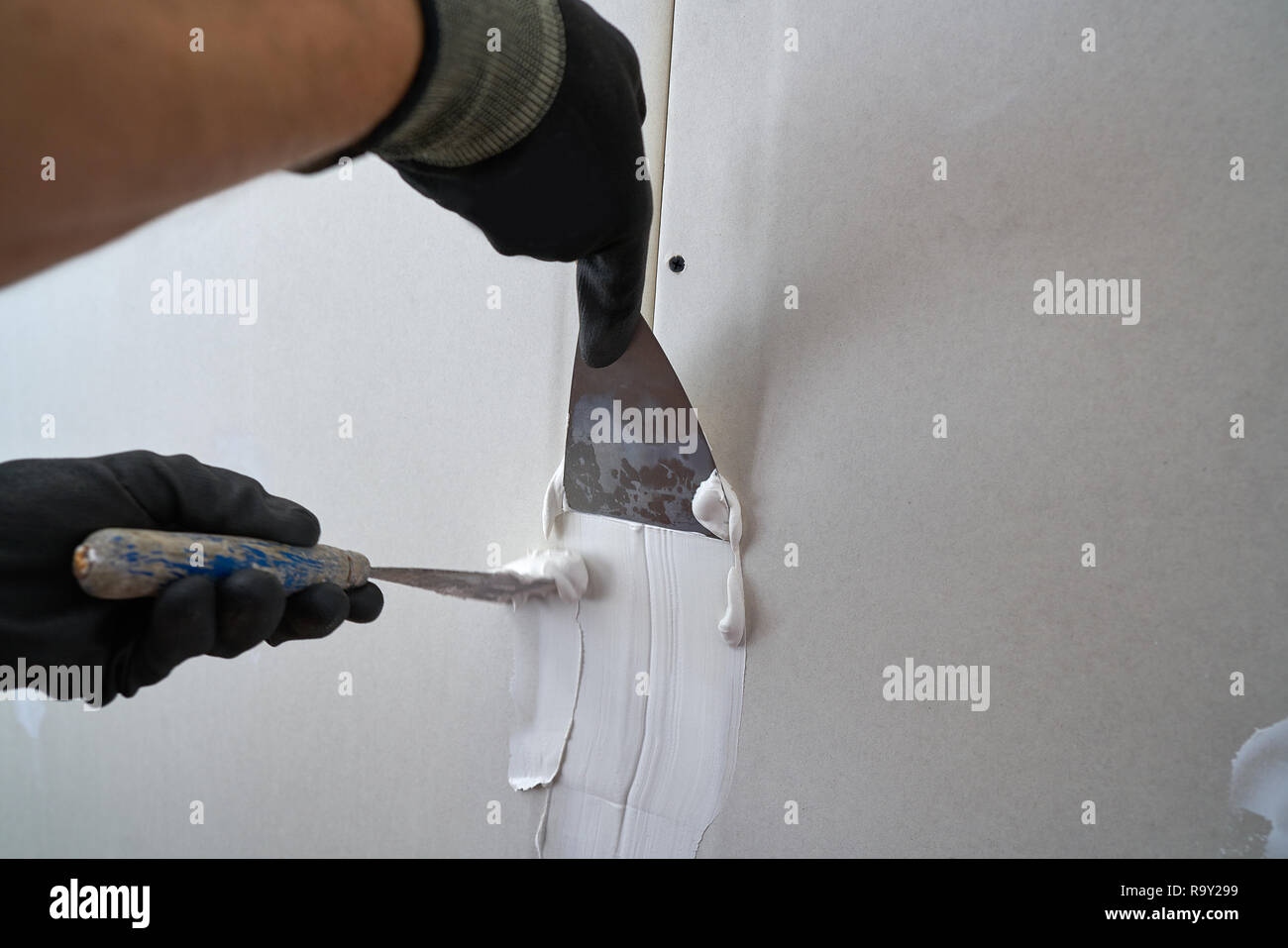 laminated plasterboard plastering join detail spatula and hand Stock ...
