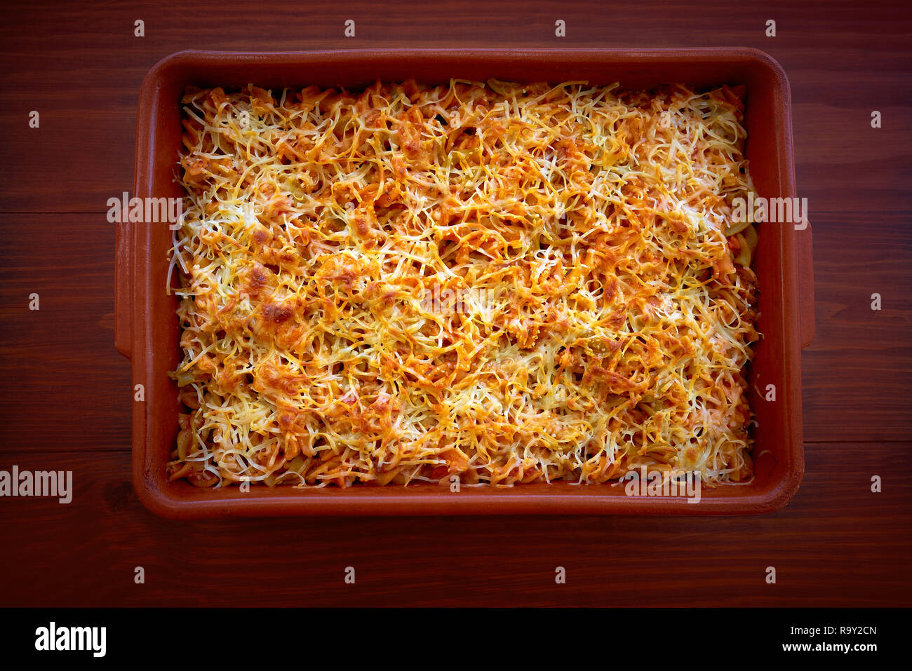 gratin cheese spaghetti with Bolognese sauce recipe on clay tray ...