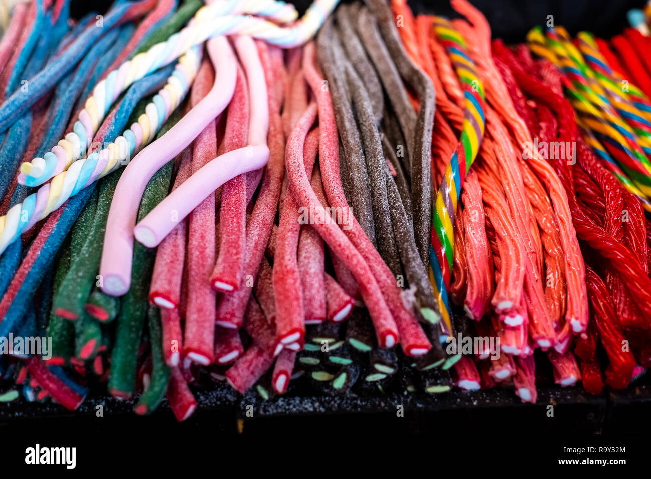Elongated green shapes hi-res stock photography and images - Alamy