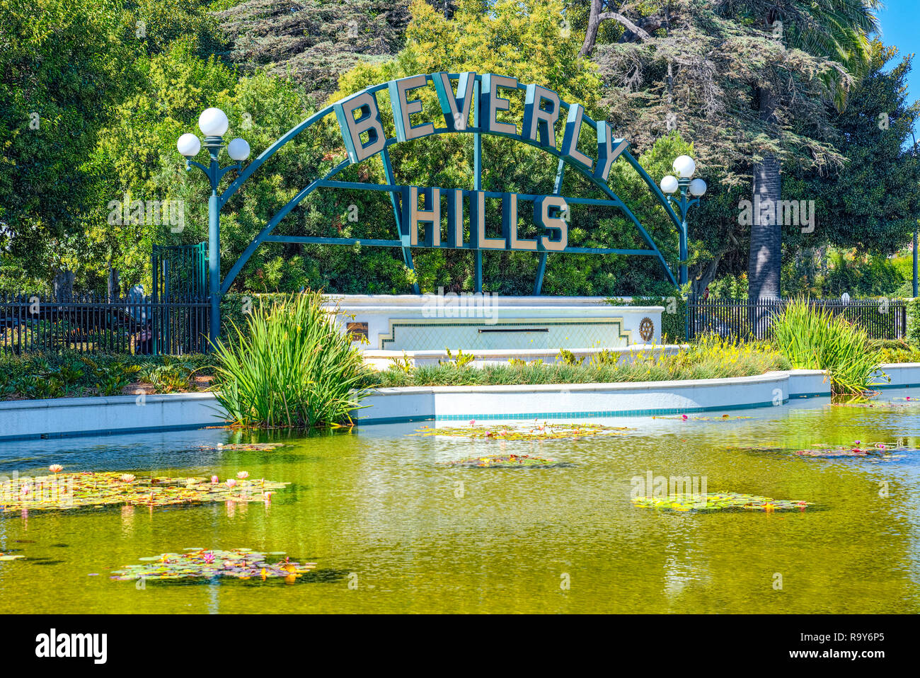 Beverly hills entrance sign hi-res stock photography and images - Alamy