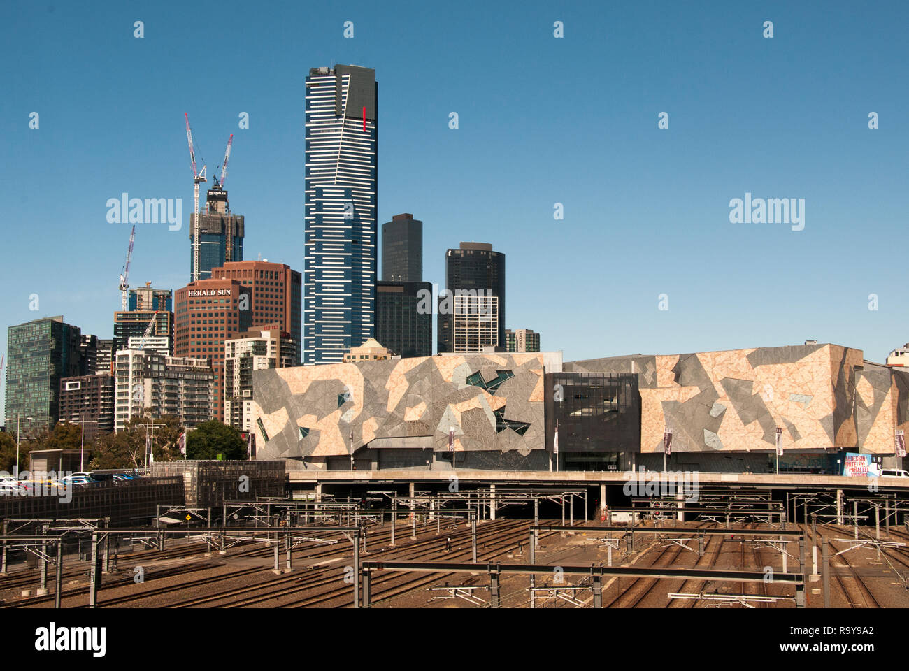 Melbourne square melbourne skyline hi-res stock photography and images ...