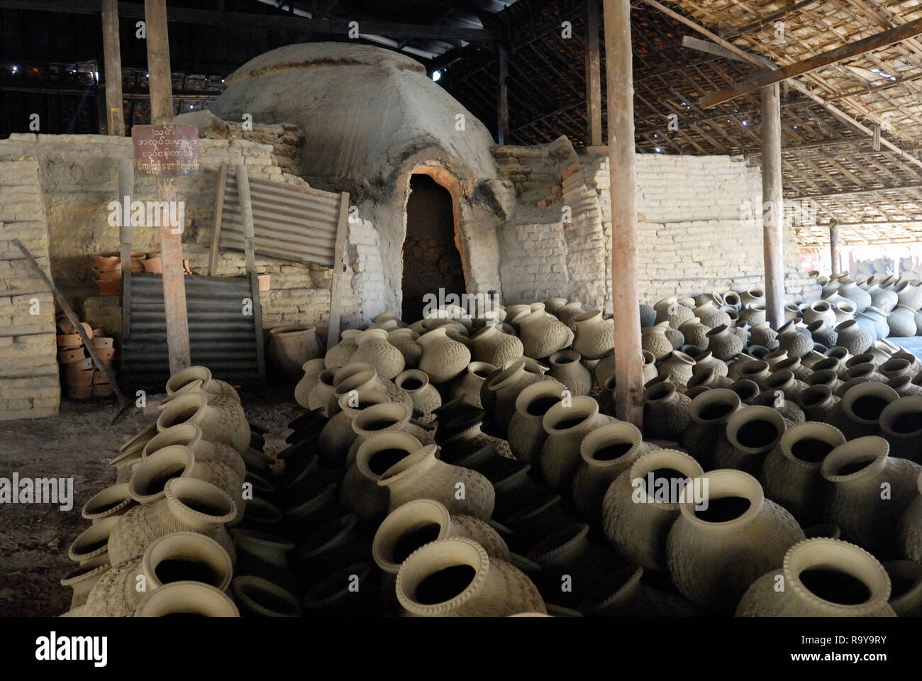 ASIA, MYANMAR, BURMA, BIRMA, BAGO, PEGU, pottery Stock Photo - Alamy