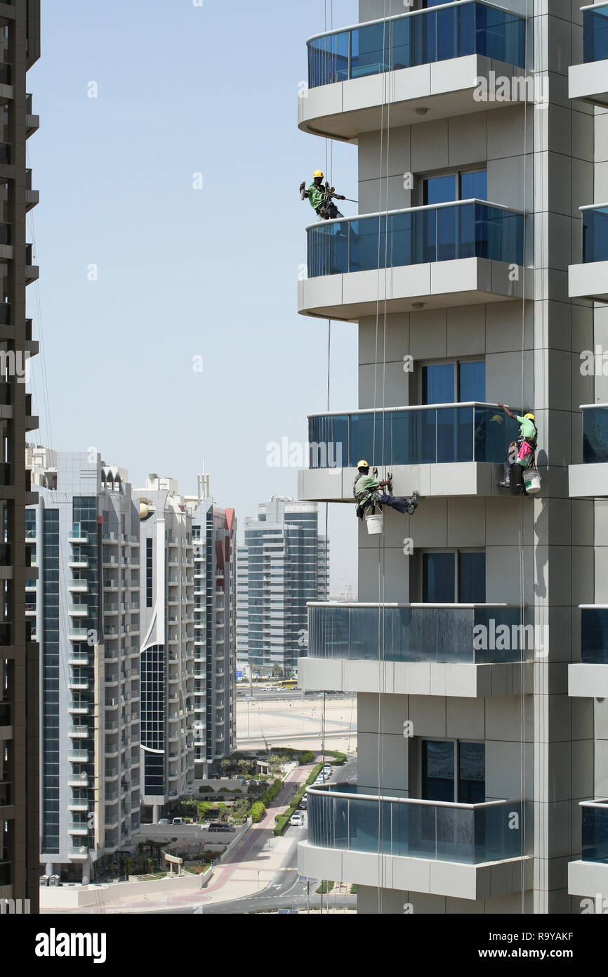 High rise building construction worker hi-res stock photography and ...