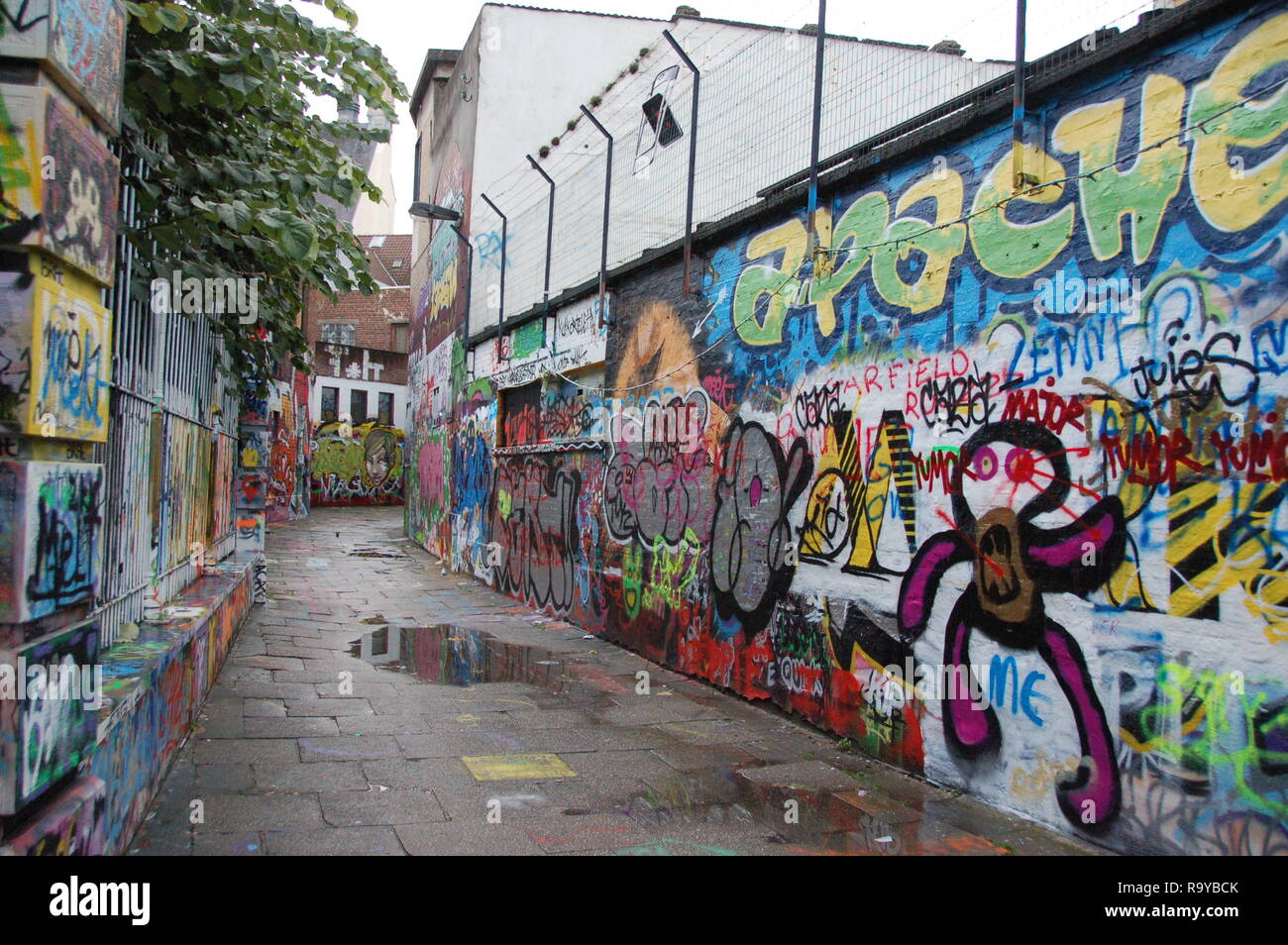 Graffiti artists street background hi-res stock photography and images ...