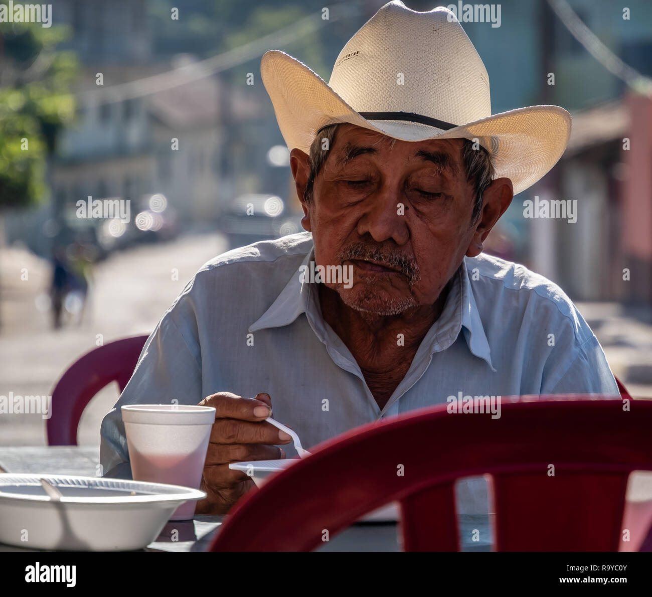 homeless man eating food on street in Guatemala Stock Photo - Alamy