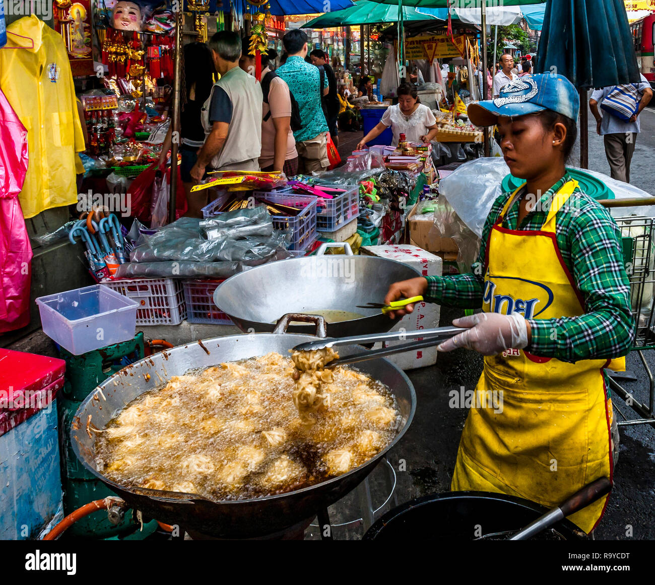 Editoral: Oct. 19, 2015 Chinatown Bangkok. Lady cook in Asia Deep ...