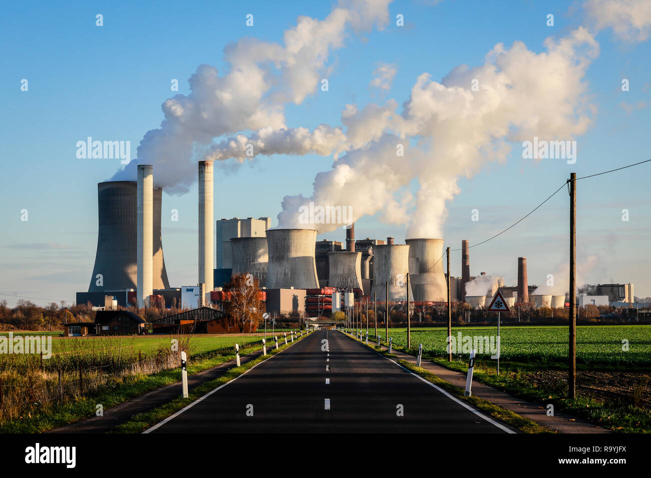 18.11.2018, Bergheim, Nordrhein-Westfalen, Deutschland - RWE Kraftwerk ...