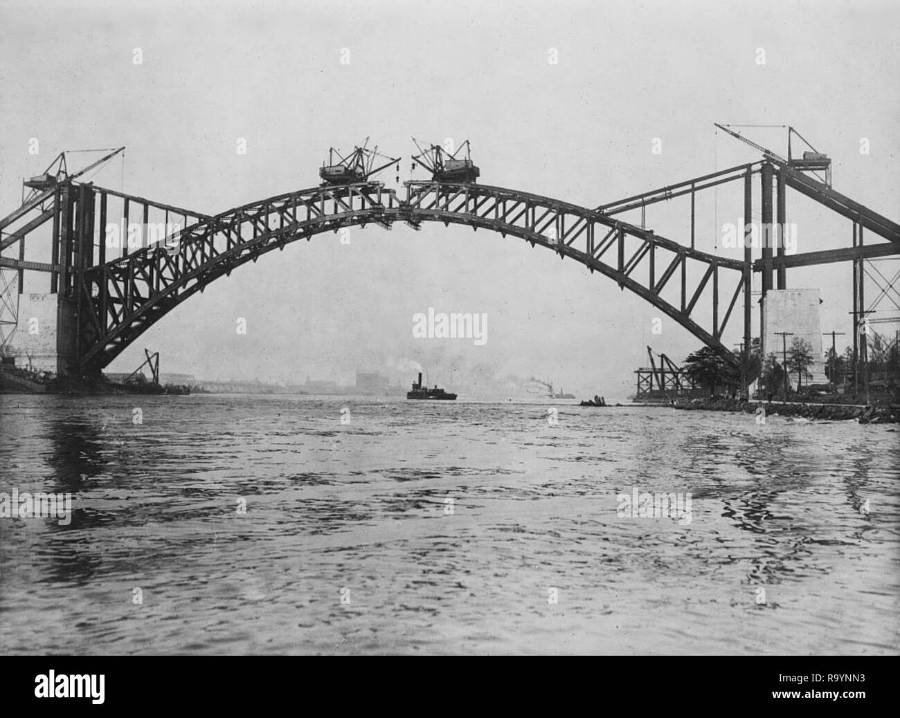 Hell gate bridge hi-res stock photography and images - Alamy
