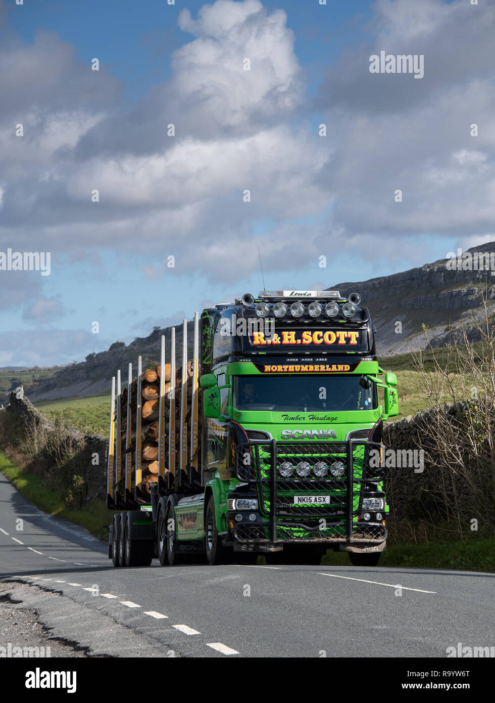 Lorry transporting logs hi-res stock photography and images - Alamy