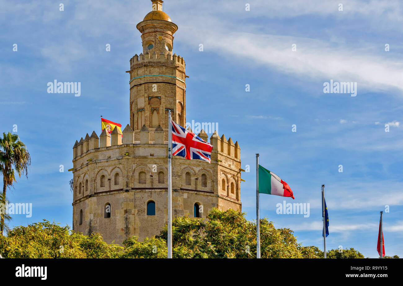 Gold tower bridge hi-res stock photography and images - Alamy