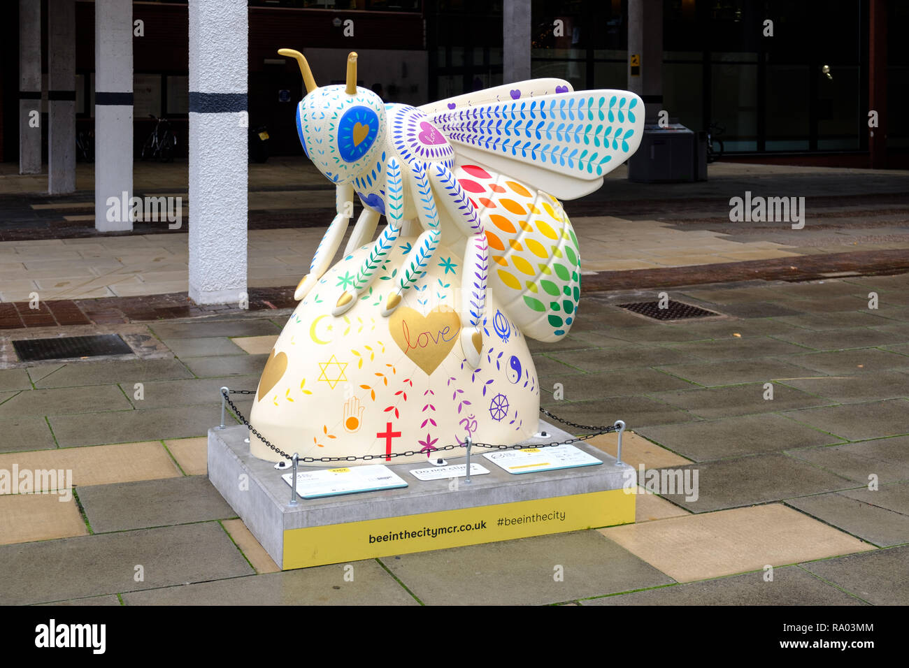 Bee sculpture hi-res stock photography and images - Alamy
