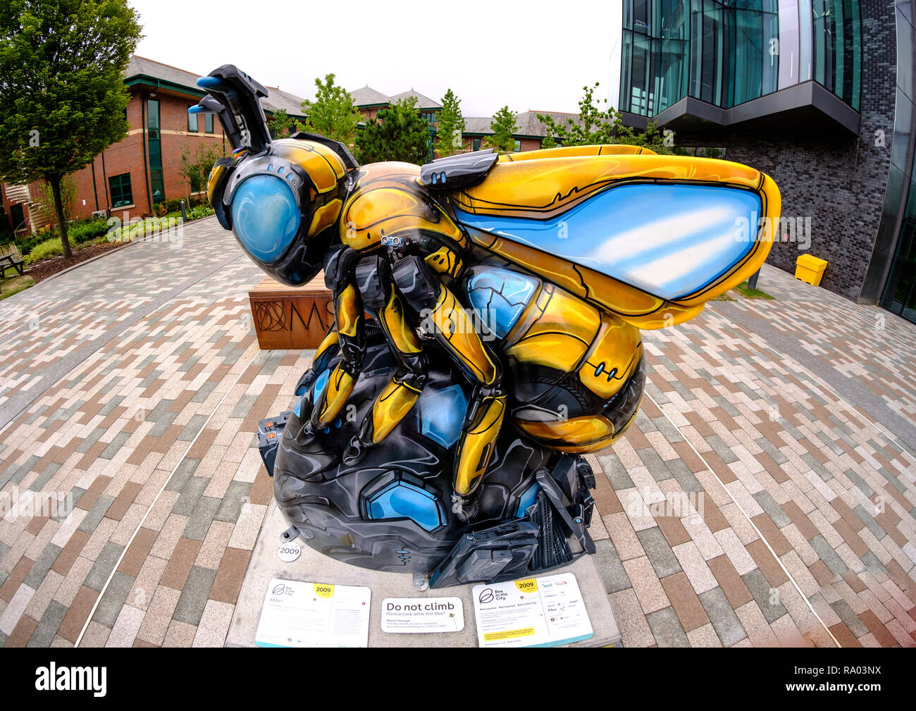 Manchester statue bee hi-res stock photography and images - Alamy