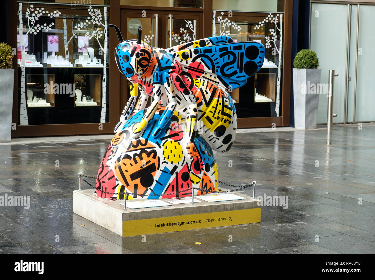 Manchester statue bee hi-res stock photography and images - Alamy