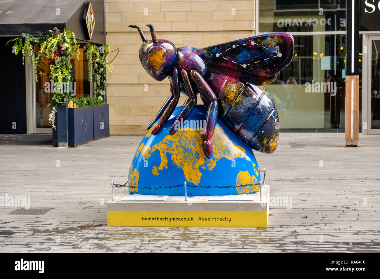 Manchester statue bee hi-res stock photography and images - Alamy