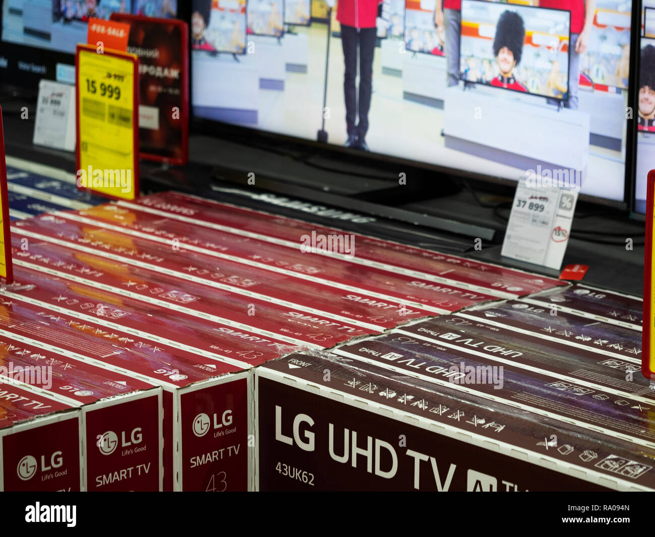 Lg tv hi-res stock photography and images - Alamy